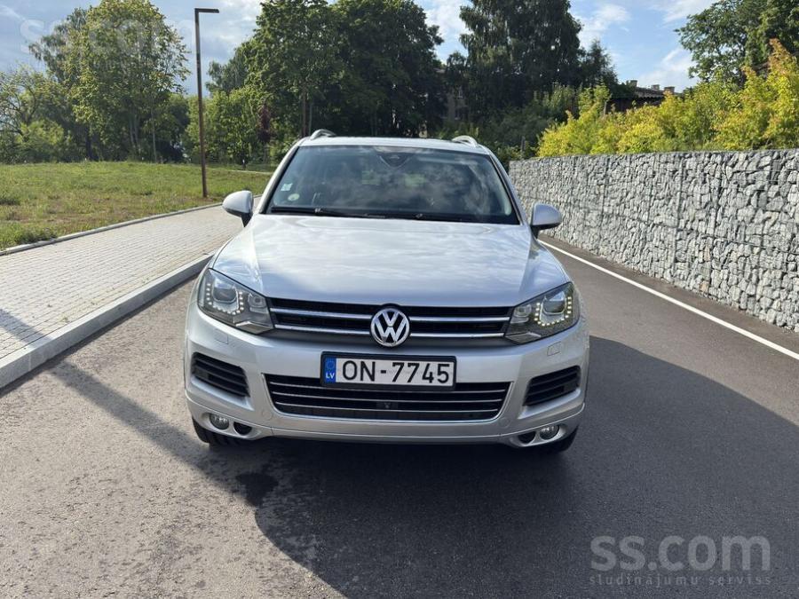 Pelēks Volkswagen Touareg 2010 Rēzekne, ar dzinēja tilpumu 3.00 L un nobraukumu 253 tūkst. km par 11990 €, foto 3 vietnē AUTOMOTO.COM.LV