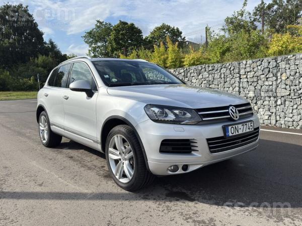 Grey Volkswagen Touareg 2010 in Rezekne, with an engine capacity of 3.00 L and mileage of 253 thousand km for 11990 €, photo 3 on AUTOMOTO.COM.LV