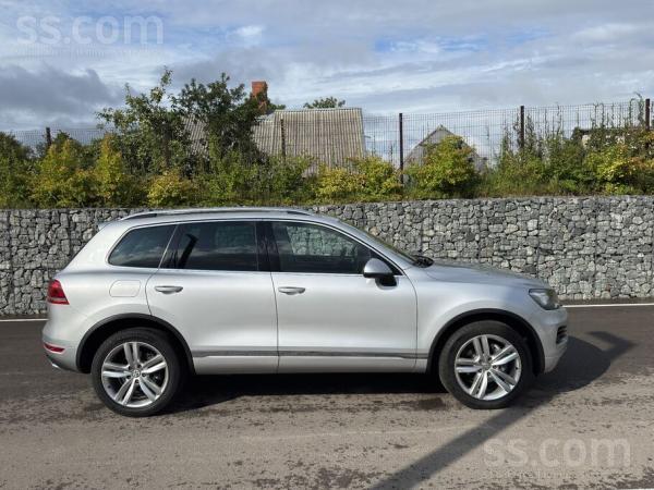 Grey Volkswagen Touareg 2010 in Rezekne, with an engine capacity of 3.00 L and mileage of 253 thousand km for 11990 €, photo 4 on AUTOMOTO.COM.LV