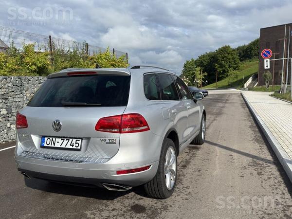 Grey Volkswagen Touareg 2010 in Rezekne, with an engine capacity of 3.00 L and mileage of 253 thousand km for 11990 €, photo 5 on AUTOMOTO.COM.LV