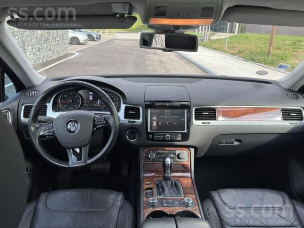 Grey Volkswagen Touareg 2010 in Rezekne, with an engine capacity of 3.00 L and mileage of 253 thousand km for 11990 €, photo 9 on AUTOMOTO.COM.LV