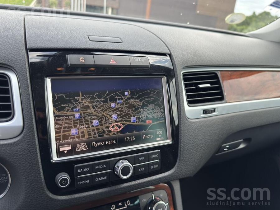 Pelēks Volkswagen Touareg 2010 Rēzekne, ar dzinēja tilpumu 3.00 L un nobraukumu 253 tūkst. km par 11990 €, foto 20 vietnē AUTOMOTO.COM.LV