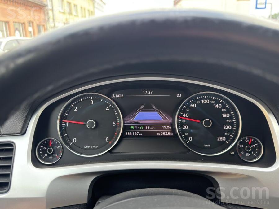 Pelēks Volkswagen Touareg 2010 Rēzekne, ar dzinēja tilpumu 3.00 L un nobraukumu 253 tūkst. km par 11990 €, foto 21 vietnē AUTOMOTO.COM.LV