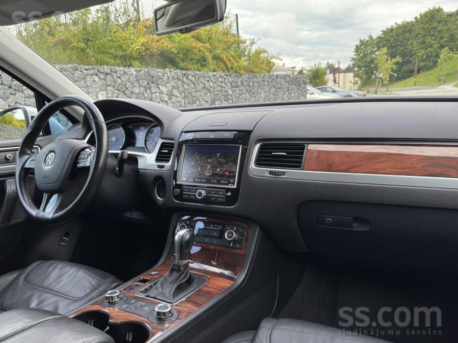 Pelēks Volkswagen Touareg 2010 Rēzekne, ar dzinēja tilpumu 3.00 L un nobraukumu 253 tūkst. km par 11990 €, foto 22 vietnē AUTOMOTO.COM.LV