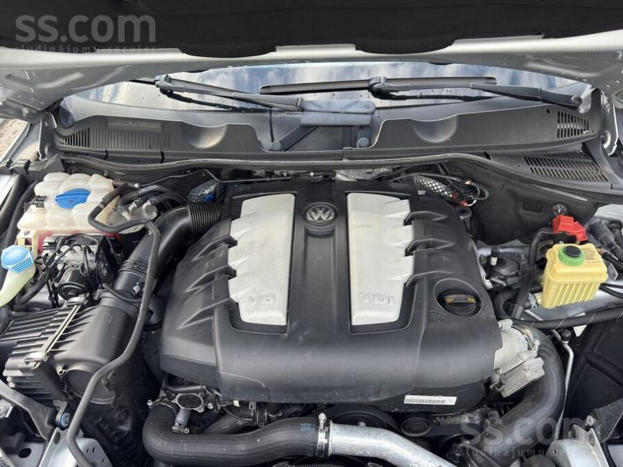 Pelēks Volkswagen Touareg 2010 Rēzekne, ar dzinēja tilpumu 3.00 L un nobraukumu 253 tūkst. km par 11990 €, foto 25 vietnē AUTOMOTO.COM.LV