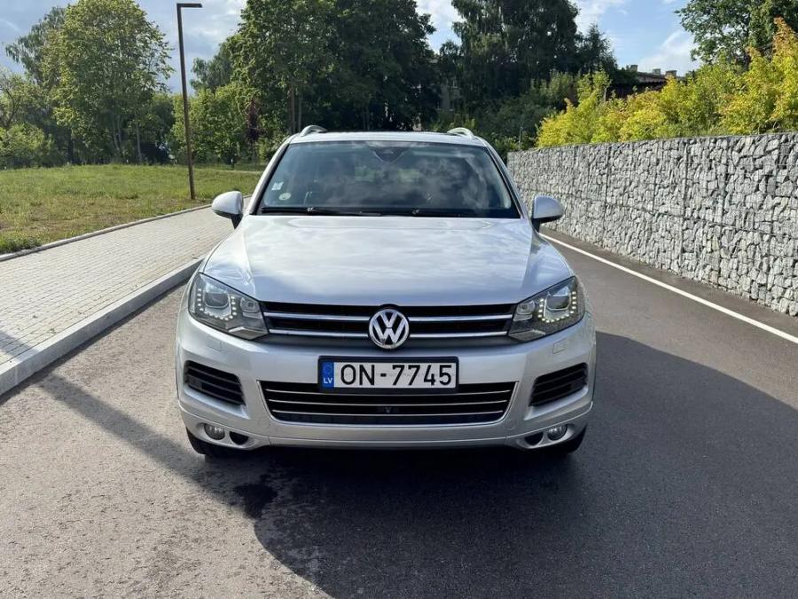Pelēks Volkswagen Touareg 2010 Rēzekne, ar dzinēja tilpumu 3.00 L un nobraukumu 253 tūkst. km par 11990 €, foto 3 vietnē AUTOMOTO.COM.LV