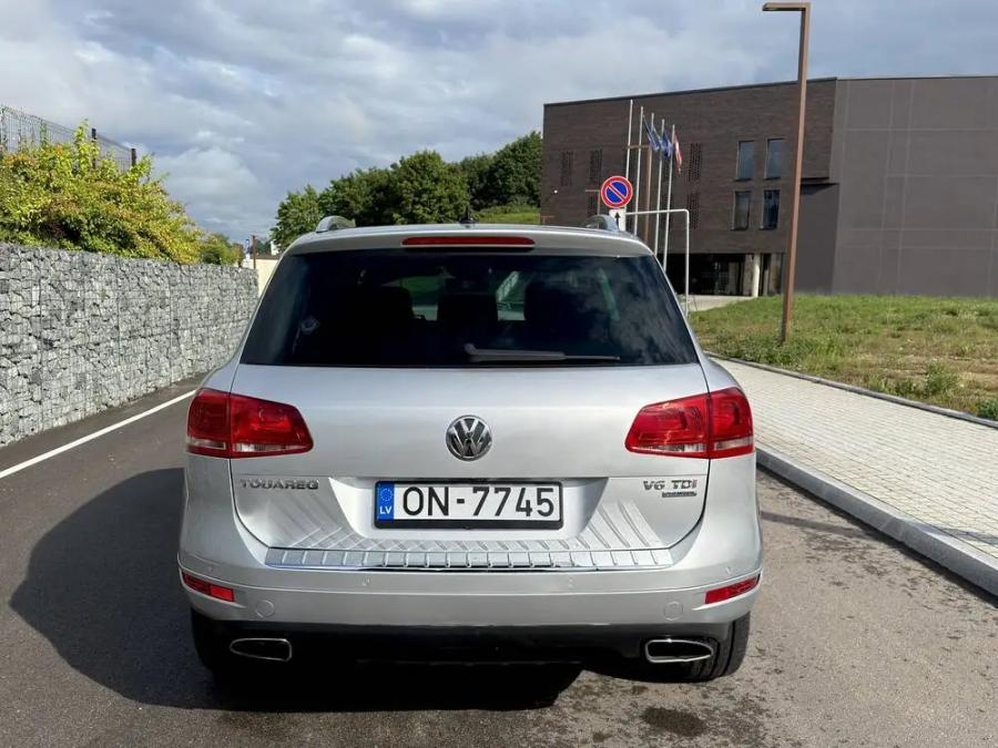 Pelēks Volkswagen Touareg 2010 Rēzekne, ar dzinēja tilpumu 3.00 L un nobraukumu 253 tūkst. km par 11990 €, foto 7 vietnē AUTOMOTO.COM.LV