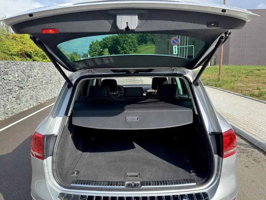 Pelēks Volkswagen Touareg 2010 Rēzekne, ar dzinēja tilpumu 3.00 L un nobraukumu 253 tūkst. km par 11990 €, foto 10 vietnē AUTOMOTO.COM.LV