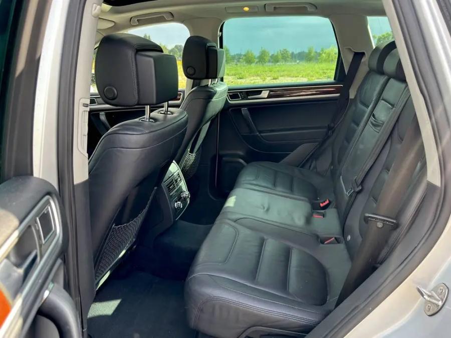 Pelēks Volkswagen Touareg 2010 Rēzekne, ar dzinēja tilpumu 3.00 L un nobraukumu 253 tūkst. km par 11990 €, foto 13 vietnē AUTOMOTO.COM.LV