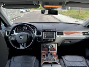Pelēks Volkswagen Touareg 2010 Rēzekne, ar dzinēja tilpumu 3.00 L un nobraukumu 253 tūkst. km par 11990 €, foto 16 vietnē AUTOMOTO.COM.LV