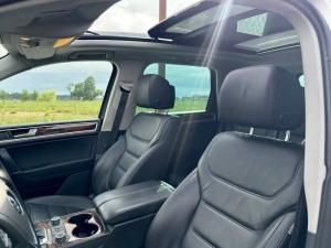 Pelēks Volkswagen Touareg 2010 Rēzekne, ar dzinēja tilpumu 3.00 L un nobraukumu 253 tūkst. km par 11990 €, foto 20 vietnē AUTOMOTO.COM.LV