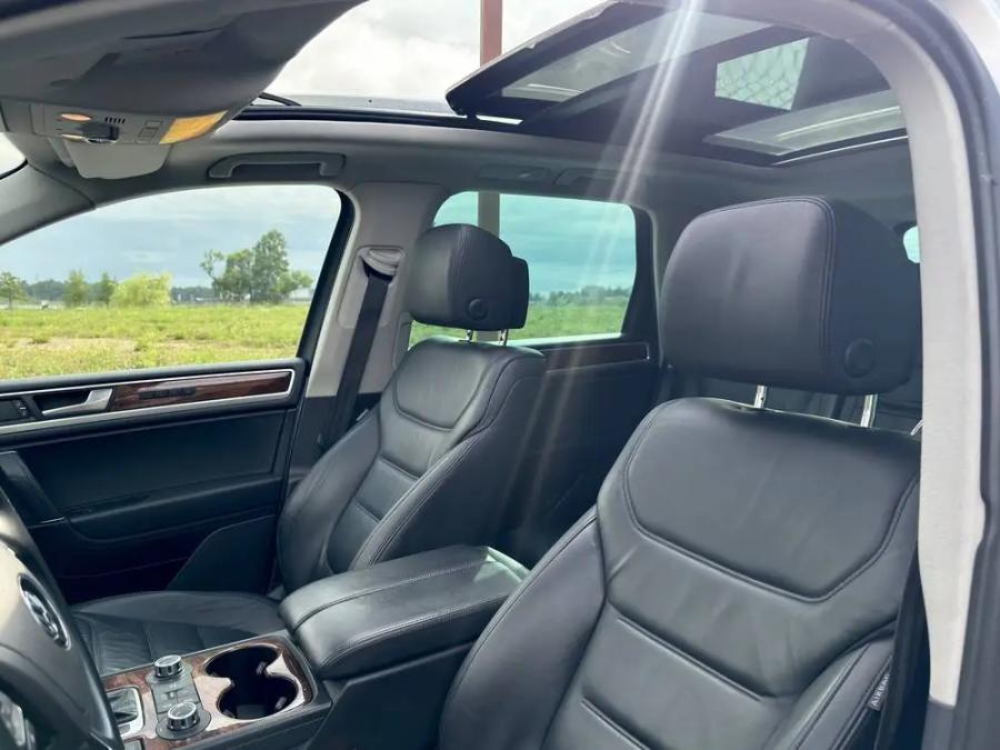Pelēks Volkswagen Touareg 2010 Rēzekne, ar dzinēja tilpumu 3.00 L un nobraukumu 253 tūkst. km par 11990 €, foto 20 vietnē AUTOMOTO.COM.LV