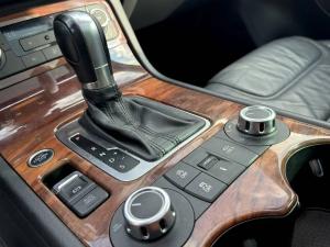 Pelēks Volkswagen Touareg 2010 Rēzekne, ar dzinēja tilpumu 3.00 L un nobraukumu 253 tūkst. km par 11990 €, foto 21 vietnē AUTOMOTO.COM.LV