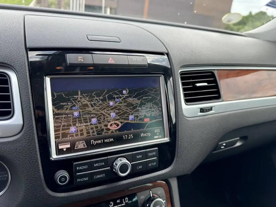 Pelēks Volkswagen Touareg 2010 Rēzekne, ar dzinēja tilpumu 3.00 L un nobraukumu 253 tūkst. km par 11990 €, foto 28 vietnē AUTOMOTO.COM.LV