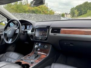 Pelēks Volkswagen Touareg 2010 Rēzekne, ar dzinēja tilpumu 3.00 L un nobraukumu 253 tūkst. km par 11990 €, foto 30 vietnē AUTOMOTO.COM.LV