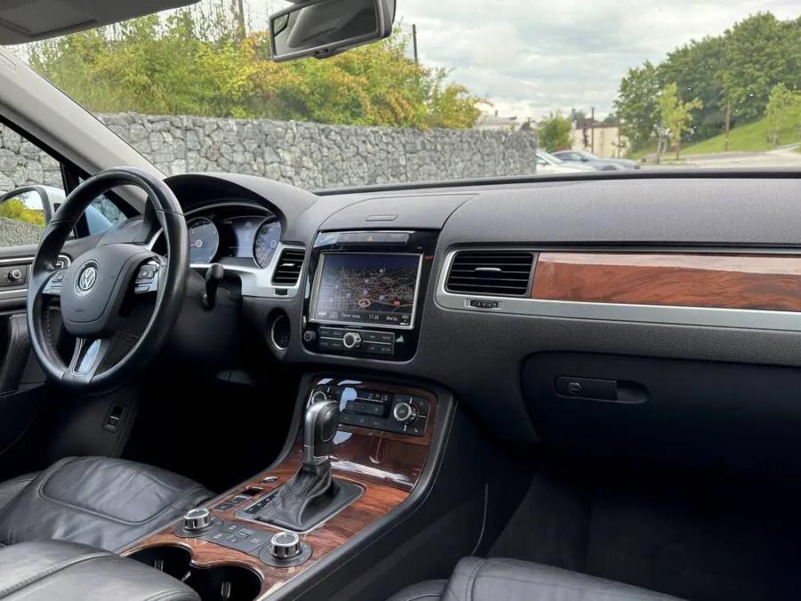 Pelēks Volkswagen Touareg 2010 Rēzekne, ar dzinēja tilpumu 3.00 L un nobraukumu 253 tūkst. km par 11990 €, foto 30 vietnē AUTOMOTO.COM.LV