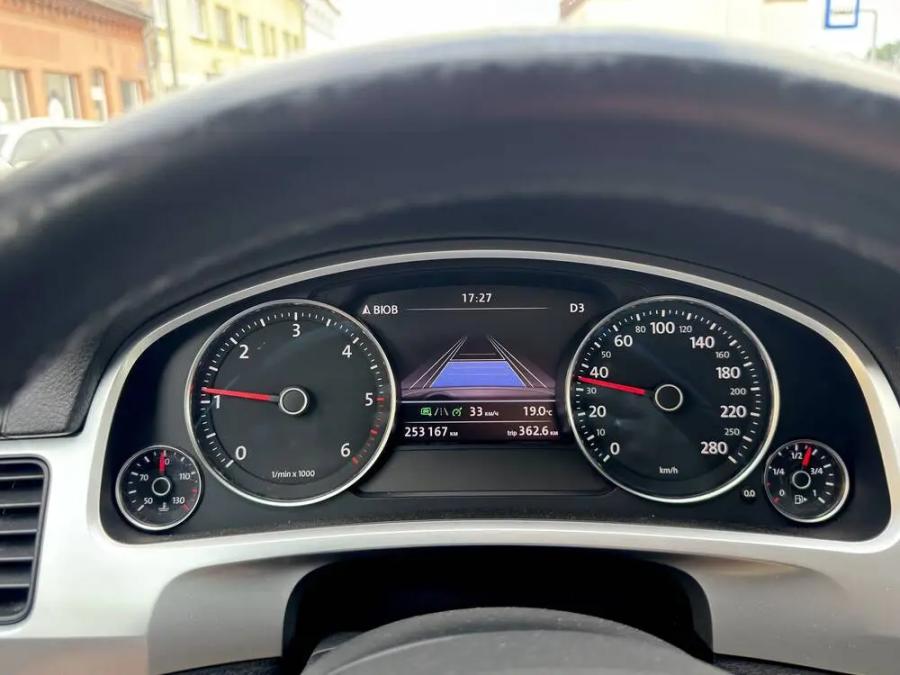 Pelēks Volkswagen Touareg 2010 Rēzekne, ar dzinēja tilpumu 3.00 L un nobraukumu 253 tūkst. km par 11990 €, foto 32 vietnē AUTOMOTO.COM.LV
