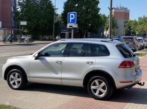 Pelēks Volkswagen Touareg 2010 Marijampole, ar dzinēja tilpumu 2.97 L un nobraukumu 265 tūkst. km par 9999 €, foto 6 vietnē AUTOMOTO.COM.LV