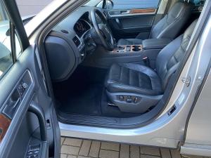 Pelēks Volkswagen Touareg 2010 Marijampole, ar dzinēja tilpumu 2.97 L un nobraukumu 265 tūkst. km par 9999 €, foto 20 vietnē AUTOMOTO.COM.LV