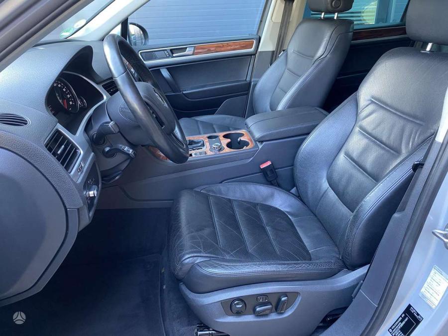 Pelēks Volkswagen Touareg 2010 Marijampole, ar dzinēja tilpumu 2.97 L un nobraukumu 265 tūkst. km par 9999 €, foto 21 vietnē AUTOMOTO.COM.LV