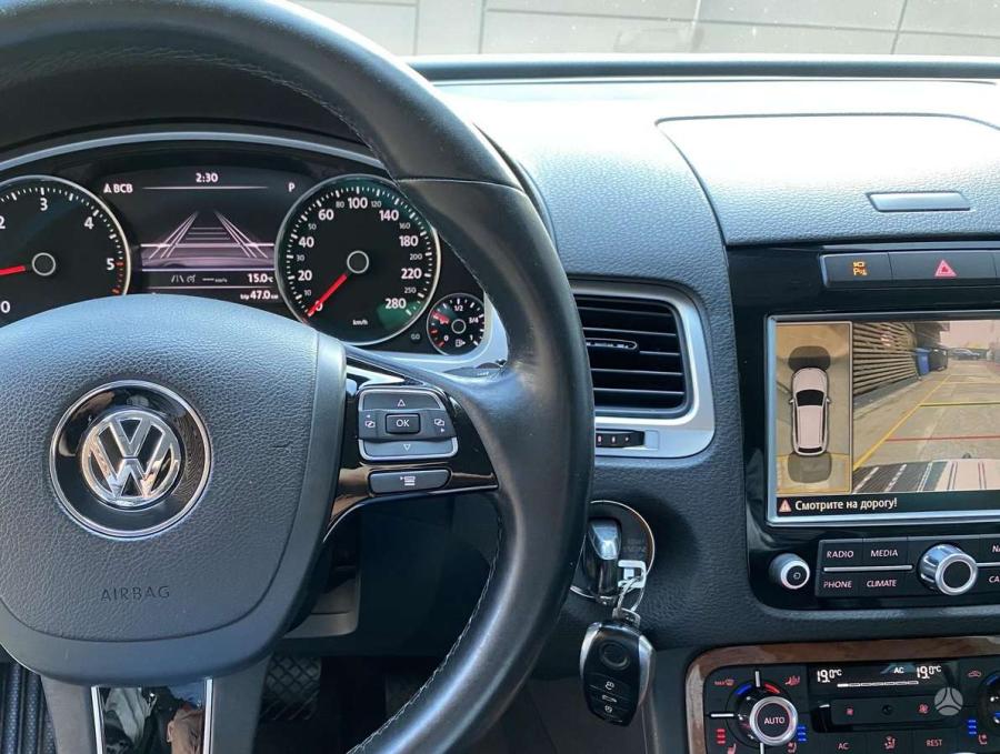 Pelēks Volkswagen Touareg 2010 Marijampole, ar dzinēja tilpumu 2.97 L un nobraukumu 265 tūkst. km par 9999 €, foto 24 vietnē AUTOMOTO.COM.LV