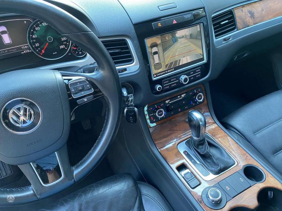 Pelēks Volkswagen Touareg 2010 Marijampole, ar dzinēja tilpumu 2.97 L un nobraukumu 265 tūkst. km par 9999 €, foto 26 vietnē AUTOMOTO.COM.LV