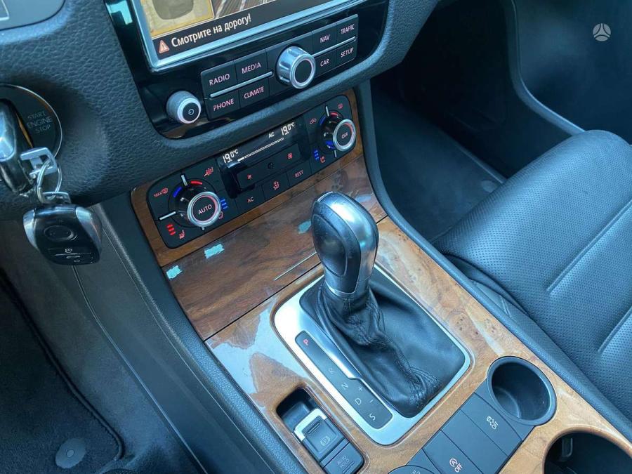 Pelēks Volkswagen Touareg 2010 Marijampole, ar dzinēja tilpumu 2.97 L un nobraukumu 265 tūkst. km par 9999 €, foto 28 vietnē AUTOMOTO.COM.LV
