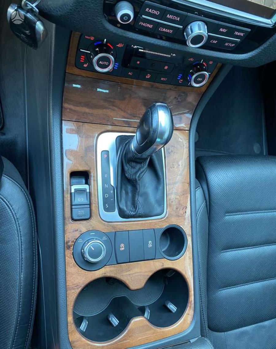 Pelēks Volkswagen Touareg 2010 Marijampole, ar dzinēja tilpumu 2.97 L un nobraukumu 265 tūkst. km par 9999 €, foto 29 vietnē AUTOMOTO.COM.LV