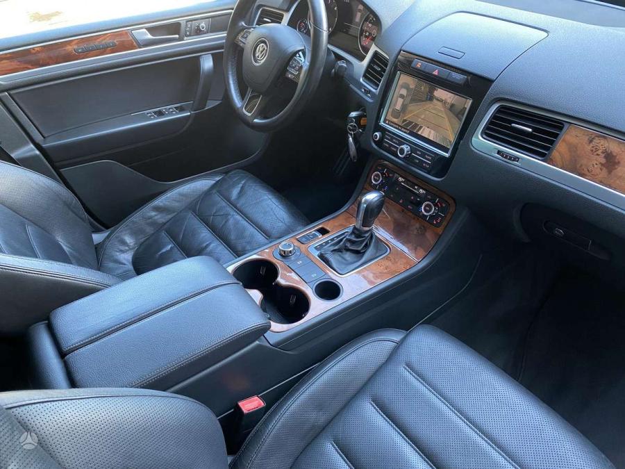 Pelēks Volkswagen Touareg 2010 Marijampole, ar dzinēja tilpumu 2.97 L un nobraukumu 265 tūkst. km par 9999 €, foto 31 vietnē AUTOMOTO.COM.LV