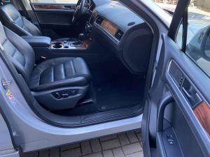 Pelēks Volkswagen Touareg 2010 Marijampole, ar dzinēja tilpumu 2.97 L un nobraukumu 265 tūkst. km par 9999 €, foto 32 vietnē AUTOMOTO.COM.LV