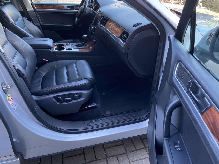 Pelēks Volkswagen Touareg 2010 Marijampole, ar dzinēja tilpumu 2.97 L un nobraukumu 265 tūkst. km par 9999 €, foto 32 vietnē AUTOMOTO.COM.LV