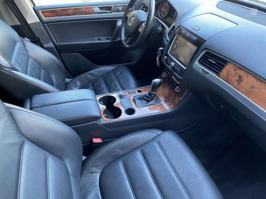 Pelēks Volkswagen Touareg 2010 Marijampole, ar dzinēja tilpumu 2.97 L un nobraukumu 265 tūkst. km par 9999 €, foto 33 vietnē AUTOMOTO.COM.LV