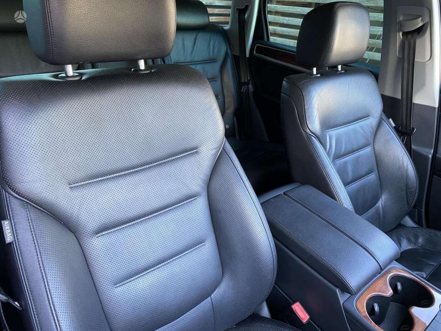 Pelēks Volkswagen Touareg 2010 Marijampole, ar dzinēja tilpumu 2.97 L un nobraukumu 265 tūkst. km par 9999 €, foto 34 vietnē AUTOMOTO.COM.LV