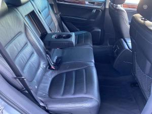 Pelēks Volkswagen Touareg 2010 Marijampole, ar dzinēja tilpumu 2.97 L un nobraukumu 265 tūkst. km par 9999 €, foto 36 vietnē AUTOMOTO.COM.LV