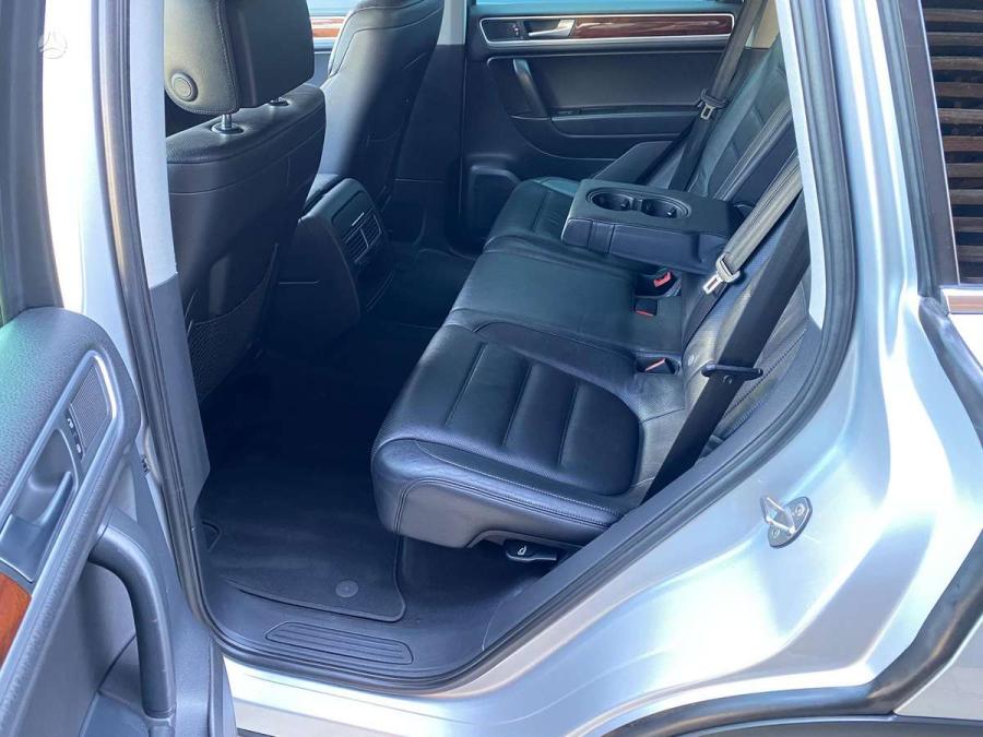Pelēks Volkswagen Touareg 2010 Marijampole, ar dzinēja tilpumu 2.97 L un nobraukumu 265 tūkst. km par 9999 €, foto 38 vietnē AUTOMOTO.COM.LV