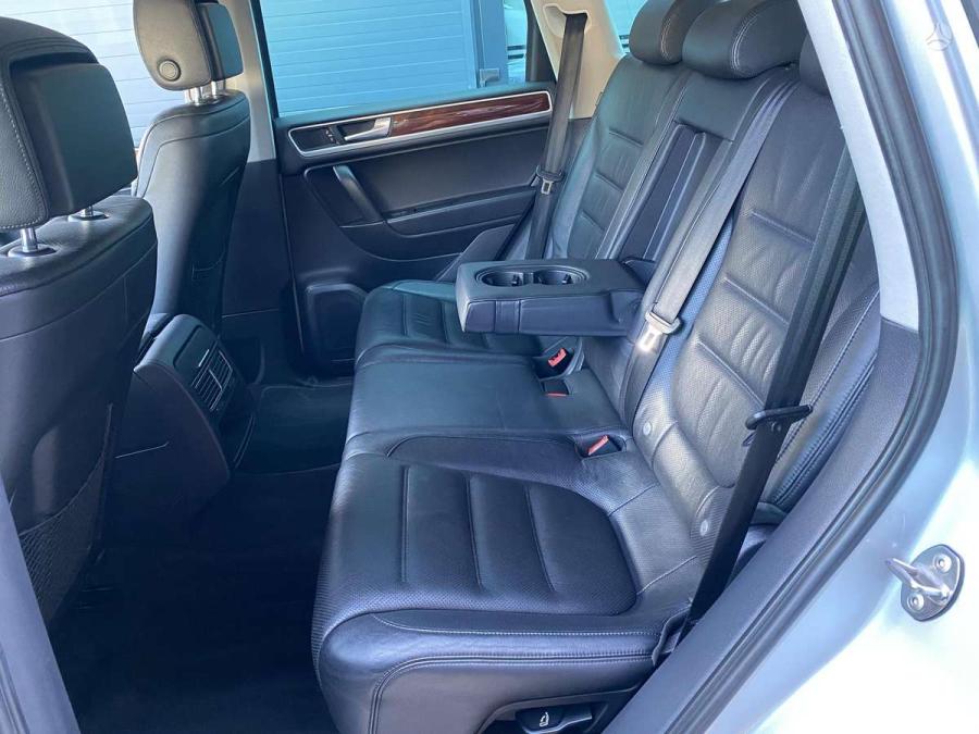 Pelēks Volkswagen Touareg 2010 Marijampole, ar dzinēja tilpumu 2.97 L un nobraukumu 265 tūkst. km par 9999 €, foto 39 vietnē AUTOMOTO.COM.LV
