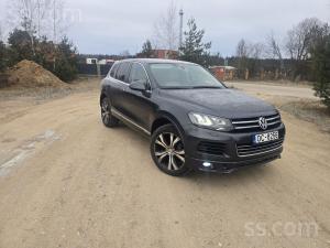 Grey Volkswagen Touareg 2011 in Daugavpils, with an engine capacity of 3.00 L and mileage of 327 thousand km for 10500 €, photo 2 on AUTOMOTO.COM.LV