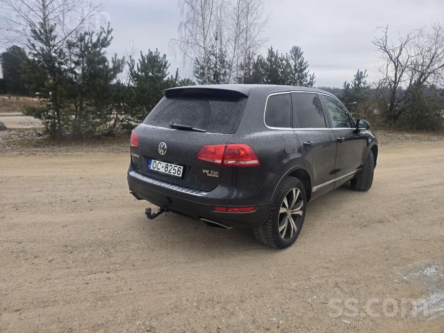 Grey Volkswagen Touareg 2011 in Daugavpils, with an engine capacity of 3.00 L and mileage of 327 thousand km for 10500 €, photo 3 on AUTOMOTO.COM.LV