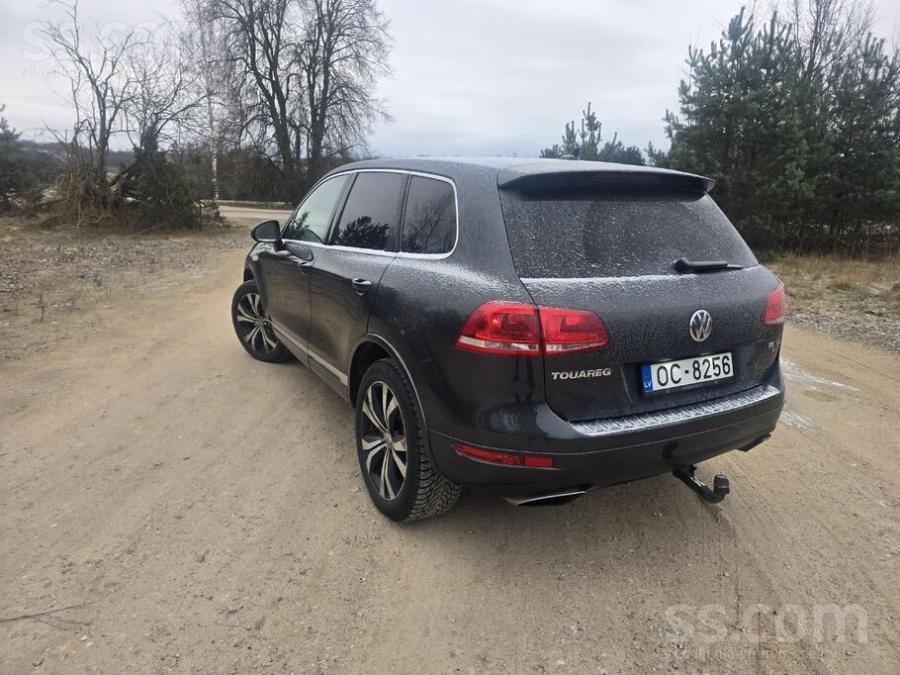Grey Volkswagen Touareg 2011 in Daugavpils, with an engine capacity of 3.00 L and mileage of 327 thousand km for 10500 €, photo 4 on AUTOMOTO.COM.LV