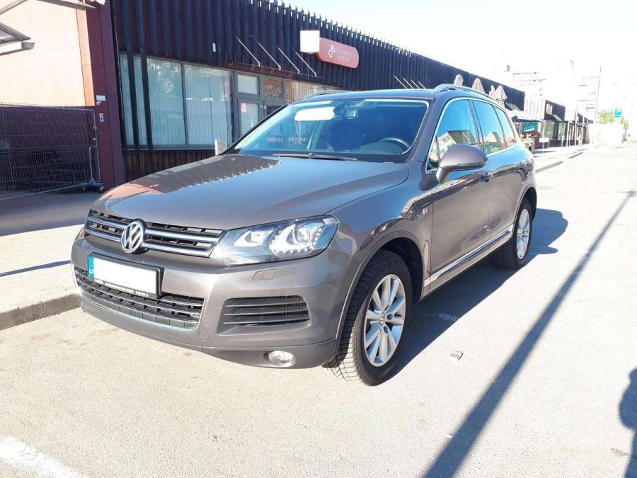 Pelēks Volkswagen Touareg 2011 Viļņa, ar dzinēja tilpumu 2.97 L un nobraukumu 420 tūkst. km par 3900 €, foto 1 vietnē AUTOMOTO.COM.LV