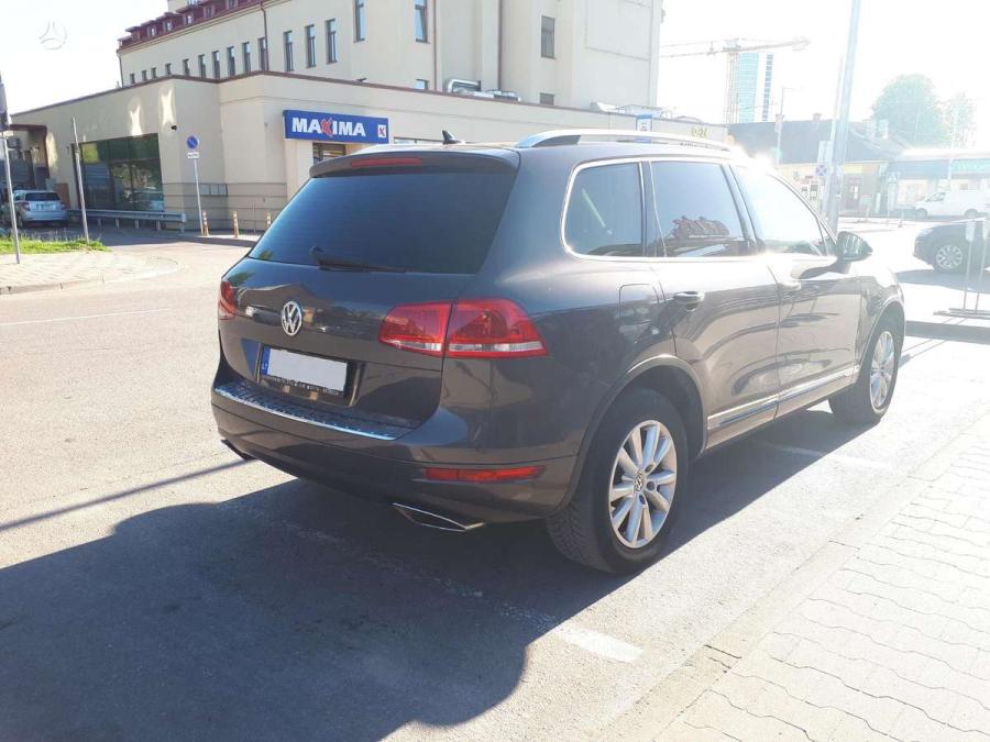 Pelēks Volkswagen Touareg 2011 Viļņa, ar dzinēja tilpumu 2.97 L un nobraukumu 420 tūkst. km par 3900 €, foto 2 vietnē AUTOMOTO.COM.LV