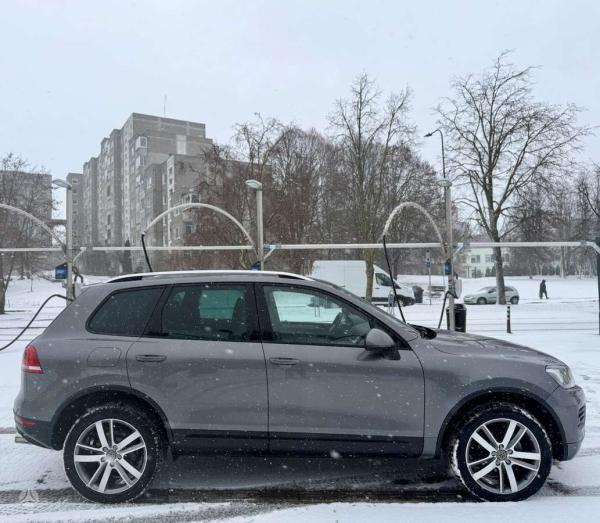 Pelēks Volkswagen Touareg 2011 Viļņa, ar dzinēja tilpumu 2.97 L un nobraukumu 308 tūkst. km par 6600 €, foto 5 vietnē AUTOMOTO.COM.LV