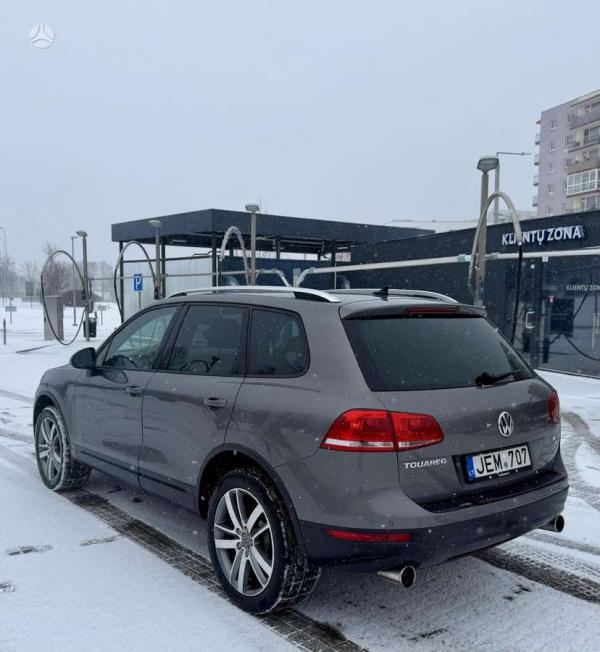 Pelēks Volkswagen Touareg 2011 Viļņa, ar dzinēja tilpumu 2.97 L un nobraukumu 308 tūkst. km par 6600 €, foto 7 vietnē AUTOMOTO.COM.LV