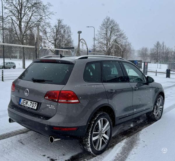Pelēks Volkswagen Touareg 2011 Viļņa, ar dzinēja tilpumu 2.97 L un nobraukumu 308 tūkst. km par 6600 €, foto 8 vietnē AUTOMOTO.COM.LV