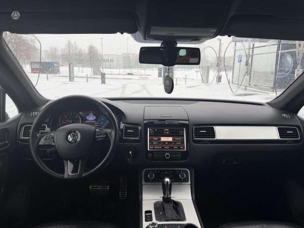 Pelēks Volkswagen Touareg 2011 Viļņa, ar dzinēja tilpumu 2.97 L un nobraukumu 308 tūkst. km par 6600 €, foto 10 vietnē AUTOMOTO.COM.LV