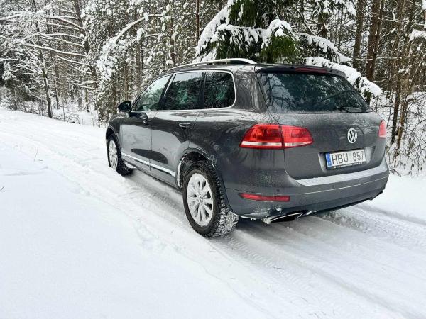 Grey Volkswagen Touareg 2011 in Vilnius, with an engine capacity of 3.00 L and mileage of 339 thousand km for 9000 €, photo 4 on AUTOMOTO.COM.LV