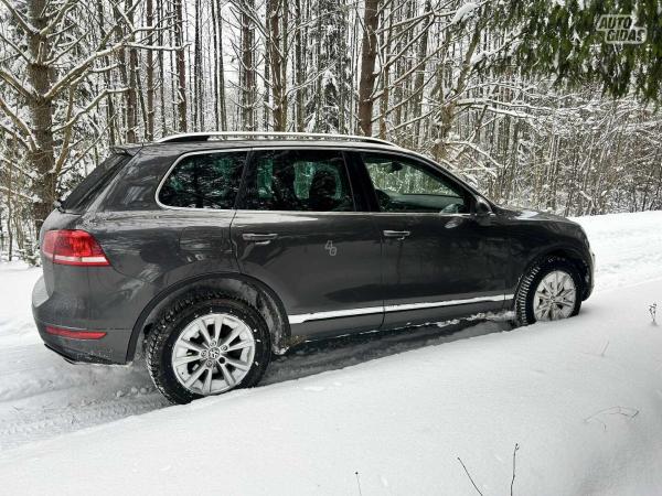 Grey Volkswagen Touareg 2011 in Vilnius, with an engine capacity of 3.00 L and mileage of 339 thousand km for 9000 €, photo 6 on AUTOMOTO.COM.LV