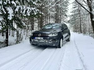 Grey Volkswagen Touareg 2011 in Vilnius, with an engine capacity of 3.00 L and mileage of 339 thousand km for 9000 €, photo 2 on AUTOMOTO.COM.LV