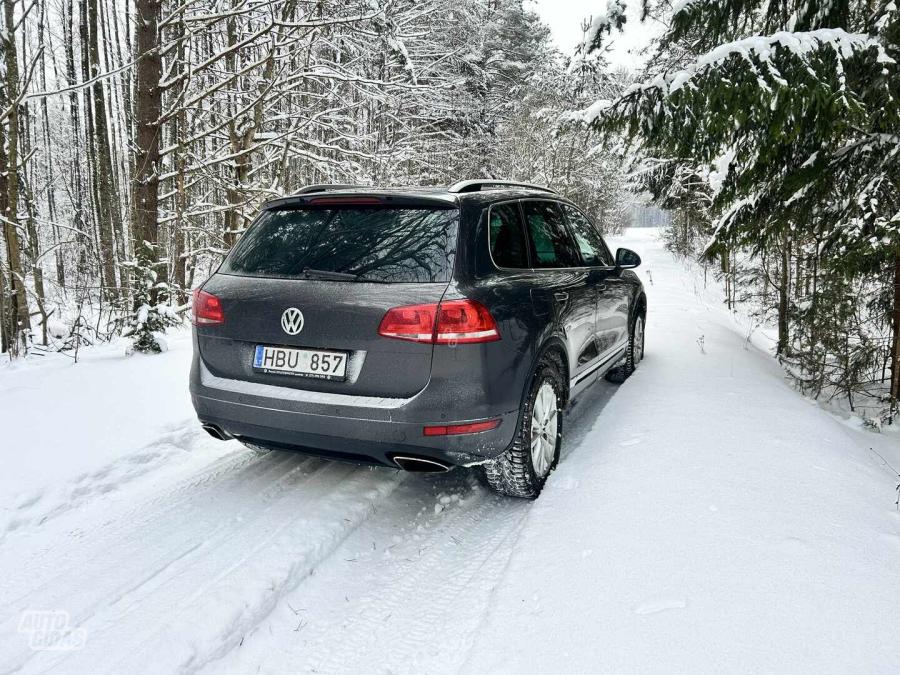 Grey Volkswagen Touareg 2011 in Vilnius, with an engine capacity of 3.00 L and mileage of 339 thousand km for 9000 €, photo 3 on AUTOMOTO.COM.LV