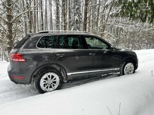 Grey Volkswagen Touareg 2011 in Vilnius, with an engine capacity of 3.00 L and mileage of 339 thousand km for 9000 €, photo 6 on AUTOMOTO.COM.LV